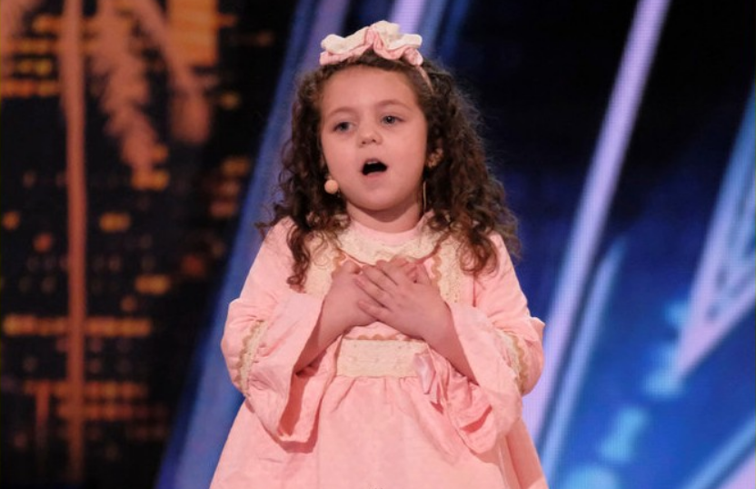 Während der Show „Little Big Shots“ überraschte das 4-jährige Mädchen ...